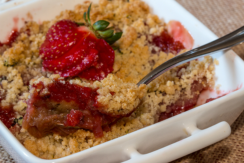 Crumble rhubarbe et fraises au sucre et sirop d'érable