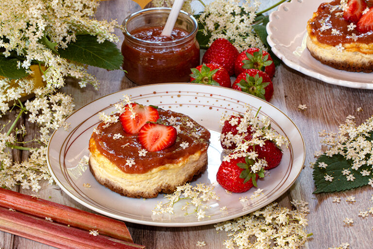 Cheese cake aux fleurs de sureau et coulis de rhubarbe